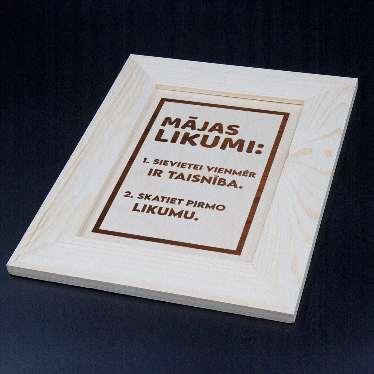 Koka gravēts rāmis "Mājas zelta likumi" | Goody.lv